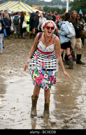 Fun in the mud, Muddy festival goers at The Glastonbury Festival 1998 ...