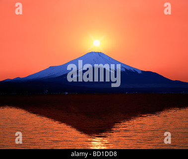 Sun and the silhouette of Mt. Fuji Stock Photo - Alamy