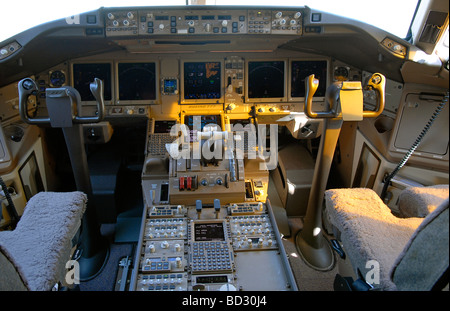 FLIGHT DECK INSTRUMENTATION ON BOEING 747-236 JUMBO JET OF BRITISH ...