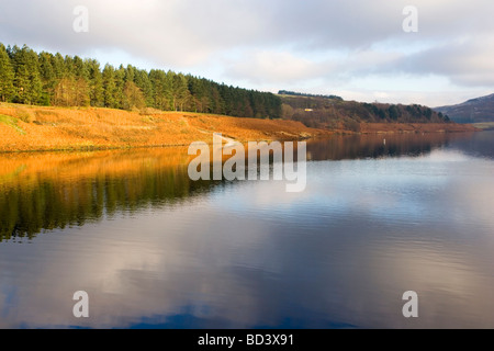 Torside reservoir in the Longdendale Valley, Peak District, Derbyshire ...