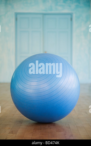 swiss balls in a gym Stock Photo - Alamy