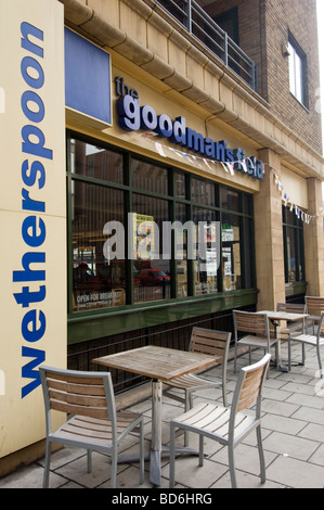 Front exterior of Wetherspoon pub Stock Photo - Alamy