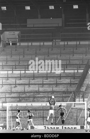 Aston Villa footballers Jimmy Rimmer and Nigel Spink with European Cup ...