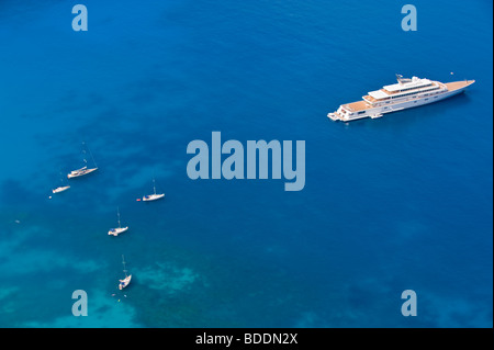 Luxury super yacht RISING SUN owned by Larry Ellison and David Geffen ...