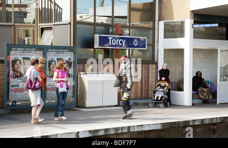 Passengers waiting for their train, RATP, Torcy, Paris, France Stock ...
