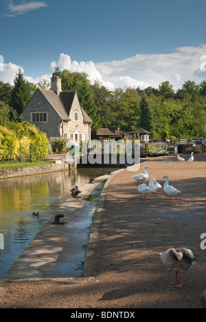 Footbridge at Iffley Lock on the River Thames at Oxford, Oxfordshire ...