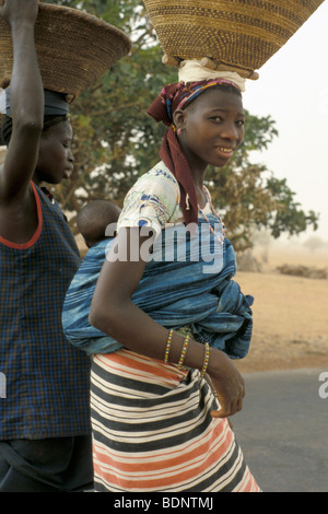 MALI Mopti market day at river Niger, pinnace in harbour Stock Photo ...