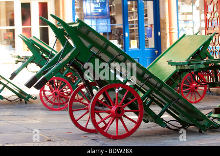 Market traders barrows at Covent Garden market, London Stock Photo - Alamy