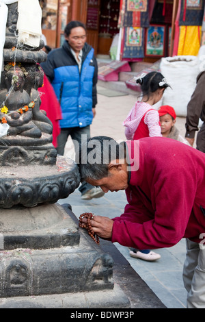 Buddha statue and prayer beads Stock Photo - Alamy