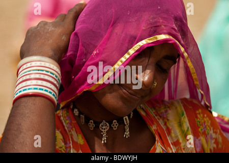 Portrait of nomadic gypsy woman in colorful ethnic clothes in Thar ...