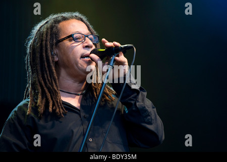 Singer Noel McCalla of the British band Manfred Mann's Earth Band live ...