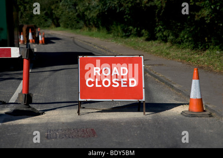 Road closed sign in English and Welsh Wales UK Stock Photo - Alamy