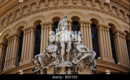 Large central copper dome, statues, QVB, Queen Victoria Building ...