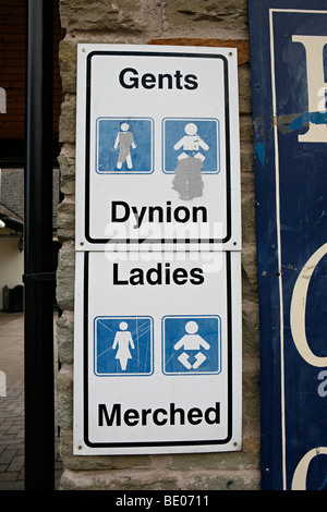 A toilet sign in English and welsh Stock Photo - Alamy