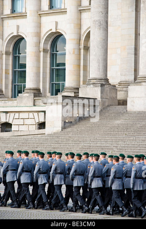 Recruits of the guard battalion of the Bundeswehr, German army, taking ...