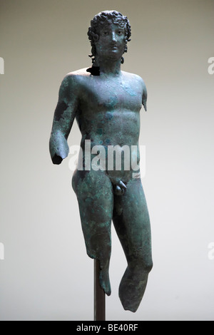 Bronze statue head of a young man from the Antikythera shipwreck ...