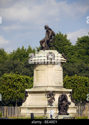 Statue of Hamlet with William Shakespeare behind Stratford upon Avon ...