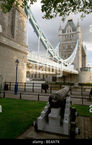 Tower Bridge and Guns Tower of London England Stock Photo - Alamy