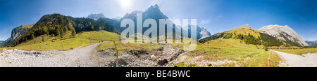 Herbstliche Berglandschaft im Karwendel Stock Photo - Alamy