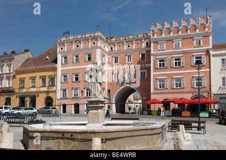 Retz: Hauptplatz (main square) with fountain, town hall, house ...