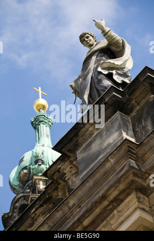 Statue showing middle finger Stock Photo - Alamy