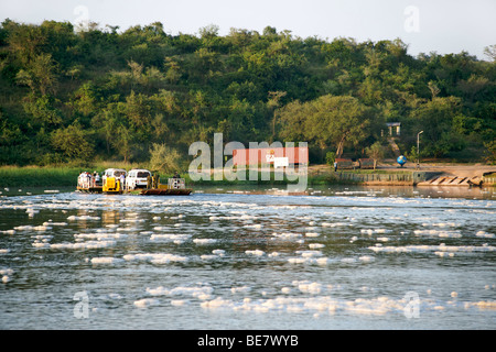 Ferry crossing on the Victoria Nile, Murchison Falls National Park ...