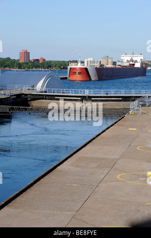 Great Lakes Freighter Edwin Gott enters Soo Locks Sault Ste. Marie ...