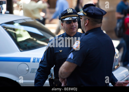 Two NYPD policemen in Manhattan Stock Photo - Alamy