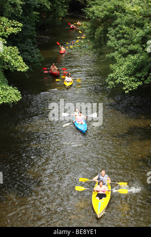 Kayakken op de rivier de Lesse in de Ardennen, Belgi Kayaking Stock ...