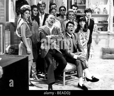 THE DEAN MARTIN SHOW, Dean Martin, Frank Sinatra with the Dingaling ...