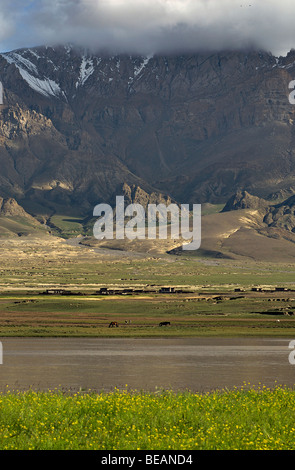 Tibetan plateau scenery en route from Tingri to Rongbuk, Tibet Stock ...