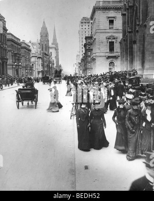 Easter Parade on Fifth Avenue, New York City, 1900 Stock Photo - Alamy