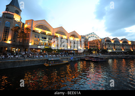Jumbo Seafood Restaurant and Riverside Point at night, Clarke Quay area ...