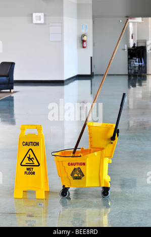 Mop and bucket Stock Photo - Alamy
