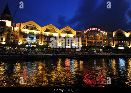 Jumbo Seafood Restaurant and Riverside Point at dusk, Singapore Stock ...