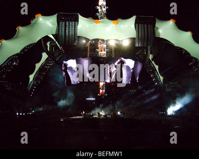 "The Claw"--the largest set piece in rock history--towers over the ...