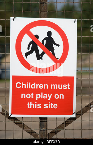 Children Must Not Play On This Site warning sign, Cambridge, England ...