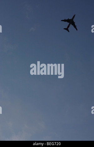 Airliner flying overhead Stock Photo - Alamy