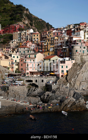 General view of cliffside town and harbour of Manarola in the Cinque ...