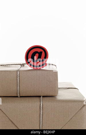 Paket mit Emailzeichen Stock Photo - Alamy
