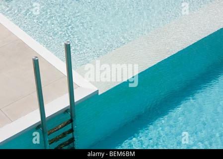 Swimming pool deep end separated from shallow pool by ledge Stock Photo ...