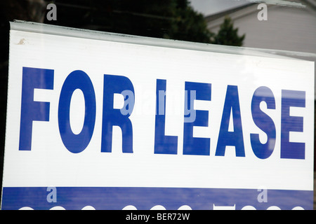 For Lease sign in a store window Stock Photo - Alamy