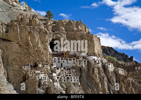 Trekking to Phugtal (Phuktal) Monastery, Zanskar, Ladakh, India Stock ...