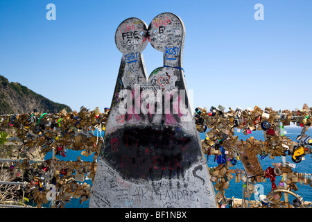 Love padlocks and figures, Via dell'Amore Path of Love, Cinque Terre ...