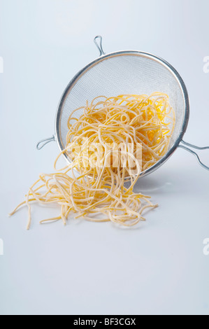 Spaghetti in a pasta sieve Stock Photo - Alamy