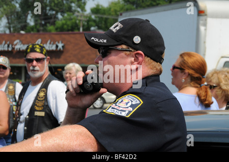 Policeman talking on radio communication Stock Photo - Alamy
