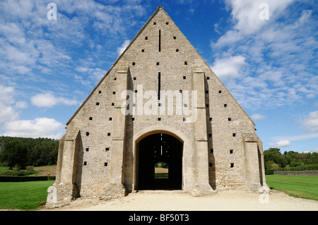 Medieval tithe barn Stock Photo - Alamy