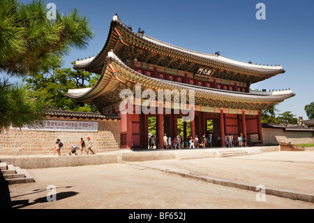 Donhwamun, the main gate of Changdeokgung Royal Palace in Seoul Stock ...