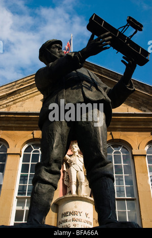 Rolls statute with Henry V behind Stock Photo - Alamy