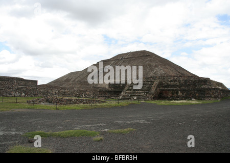tourists Archaeological Zone of Teotihuacan, the city with the largest ...